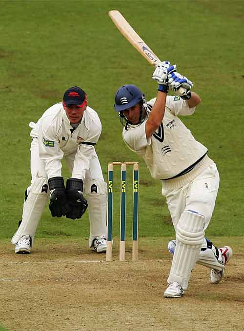 Ed Smith steps down the pitch and drives | ESPNcricinfo.com