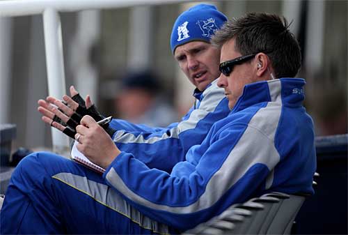 Ashley Giles and Darren Maddy wrap up against the cold | ESPNcricinfo.com