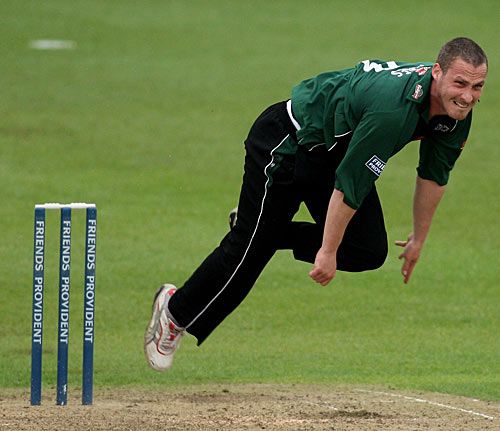 Simon Jones flies into bowl for Worcestershire against his former ...