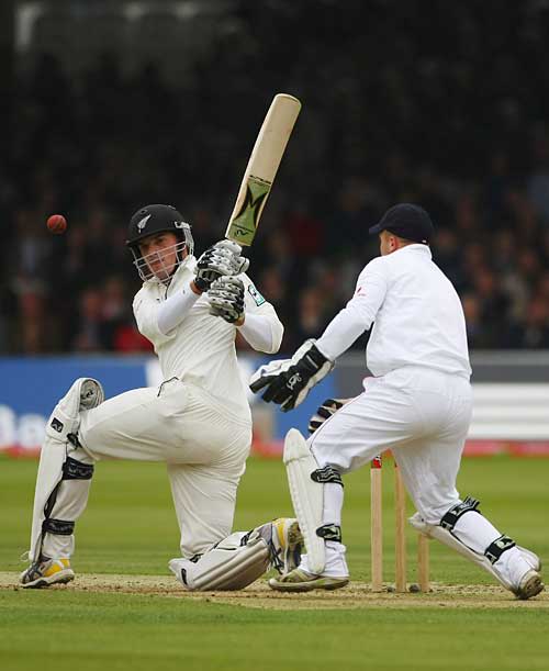 Kyle Mills sweeps during his stubborn 10 | ESPNcricinfo.com