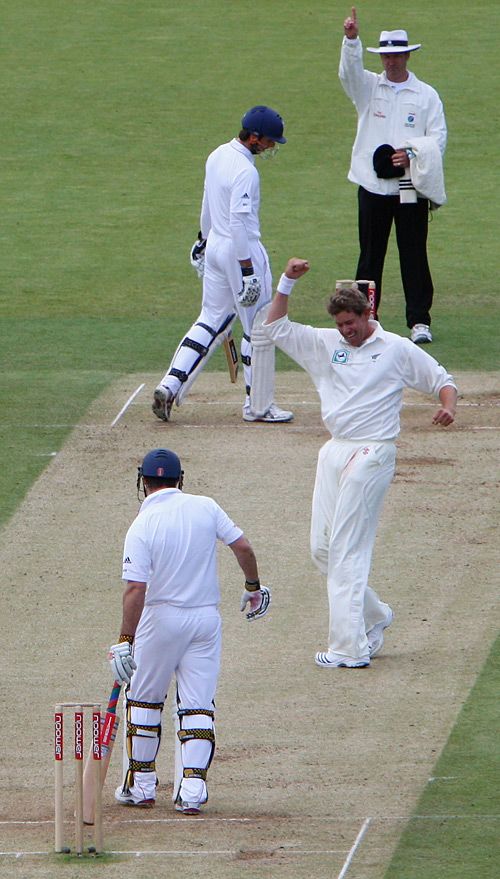 Jacob Oram traps Andrew Strauss leg-before | ESPNcricinfo.com