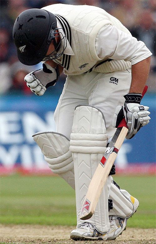 Daniel Flynn watches his tooth plummet to the ground | ESPNcricinfo.com