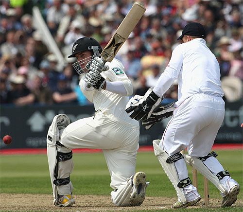 Kyle Mills sweeps on his way to 46 at lunch | ESPNcricinfo.com