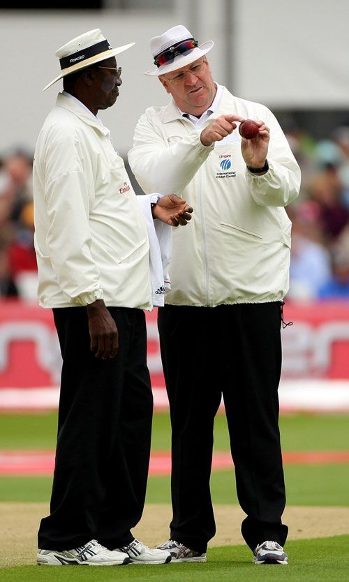 Steve Bucknor and Darrell Hair decide to change the ball | ESPNcricinfo.com