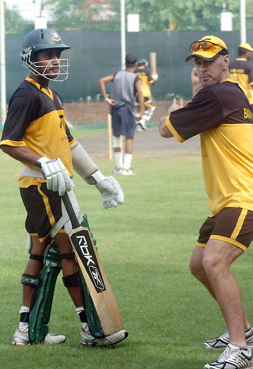 Jamie Siddons gives batting tips to Mohammad Ashraful | ESPNcricinfo.com