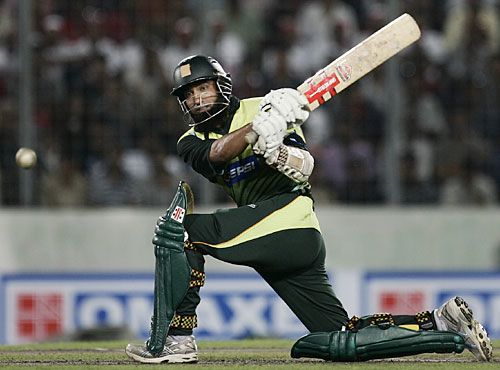 Mohammad Yousuf sweeps on his way to 59 | ESPNcricinfo.com