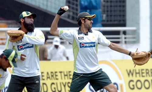 Mohammad Yousuf and Umar Gul take charge during practice | ESPNcricinfo.com