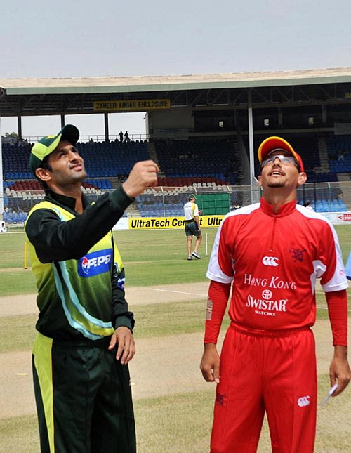 Shoaib Malik and Tabarak Dar at the toss | ESPNcricinfo.com