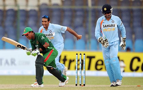 Raqibul Hasan is flummoxed by a ripper from Pragyan Ojha | ESPNcricinfo.com