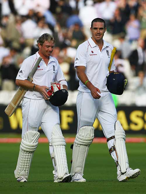 Ian Bell and Kevin Pietersen added 192 by the time stumps rolled around ...