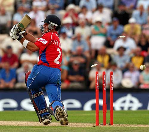 Ryan ten Doeschate swings and misses against Azhar Mahmood ...