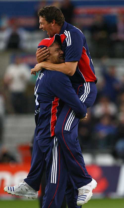 Steve Harmison celebrates his comeback wicket of Graeme Smith ...