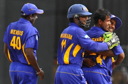 The Sri Lankans congratulate Nuwan Kulasekara | ESPNcricinfo.com