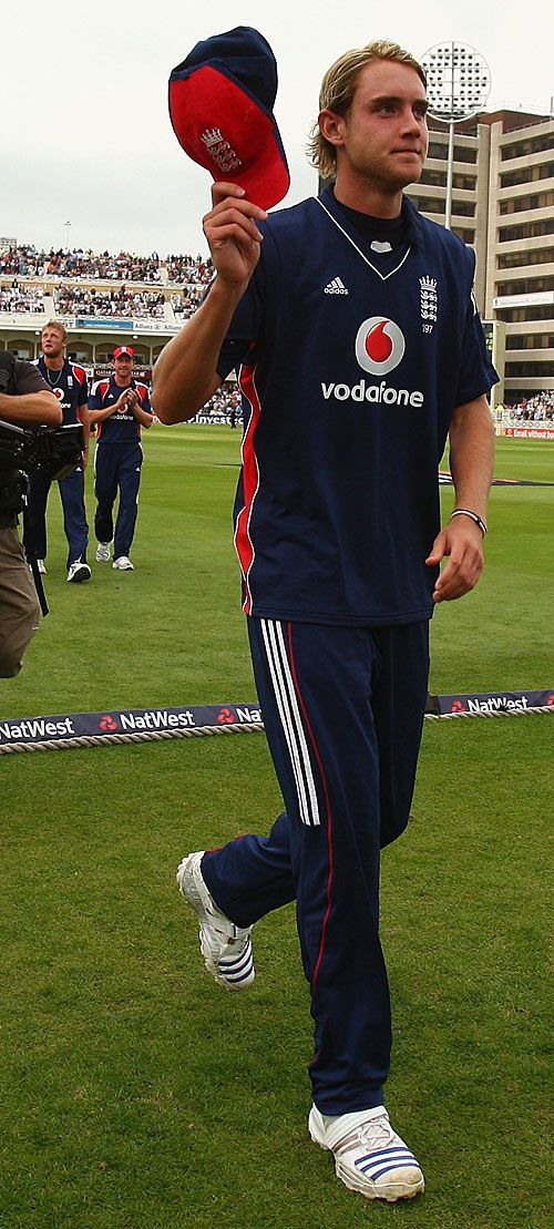 Stuart Broad doffs his cap to acknowledge the crowd after picking up ...