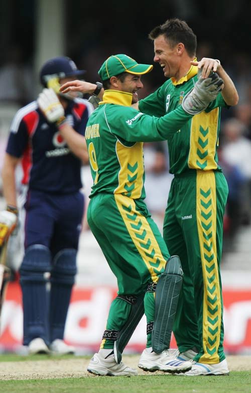 Mark Boucher congratulates Johan Botha on the wicket of Ian Bell ...