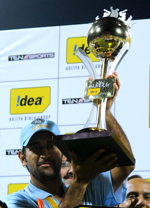 Mahendra Singh Dhoni lifts the trophy | ESPNcricinfo.com