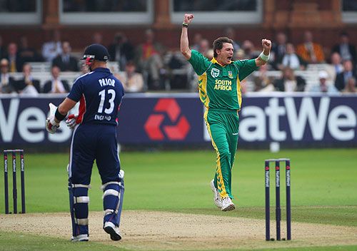 Matt Prior falls to Dale Steyn as England stutter in their run-chase ...