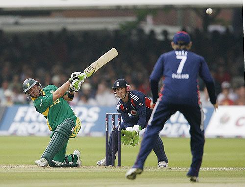 AB de Villiers takes on the leg-side boundary | ESPNcricinfo.com