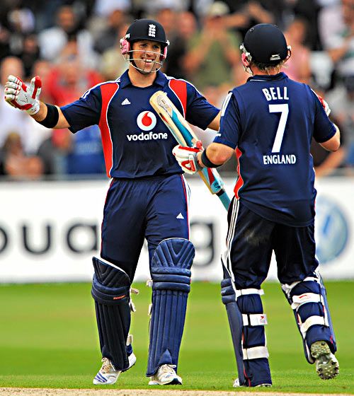 Matt Prior and Ian Bell celebrate England's 10-wicket thrashing of ...