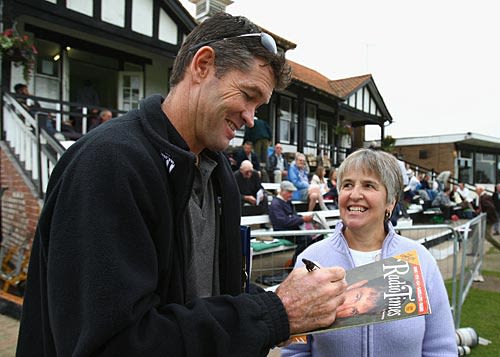 Graeme Hick signs an autograph | ESPNcricinfo.com