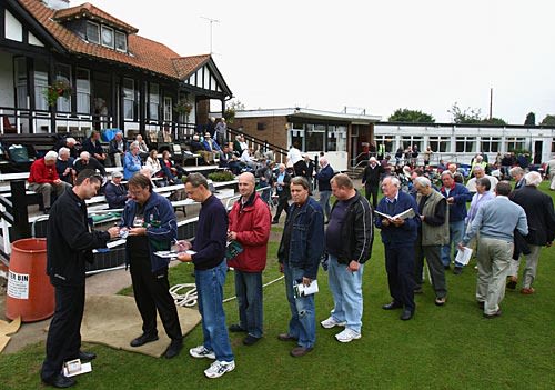 Fans line up to get autographs from Graeme Hick | ESPNcricinfo.com