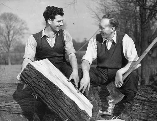 Alan Moss splitting willow wood with Stuart Surridge | ESPNcricinfo.com