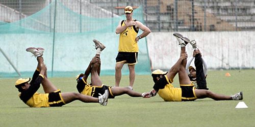 Jamie Siddons overlooks the Bangladesh practice session | ESPNcricinfo.com