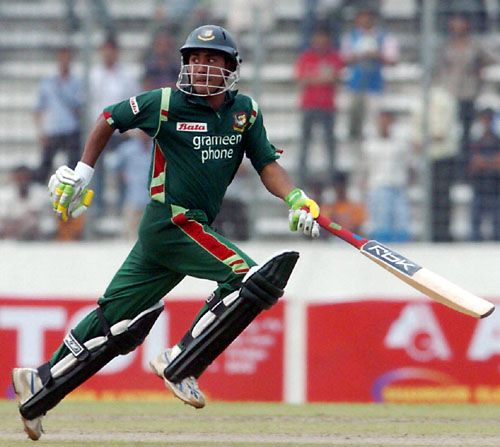 Mohammad Ashraful sets out for the winning run | ESPNcricinfo.com