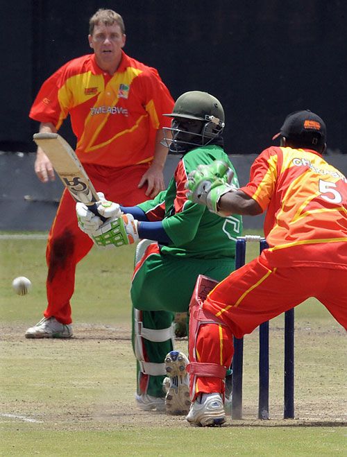 Steve Tikolo sweeps Ray Price during his century | ESPNcricinfo.com