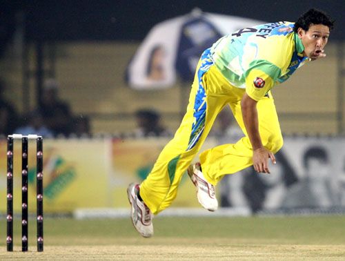 Daryl Tuffey in his follow-through | ESPNcricinfo.com