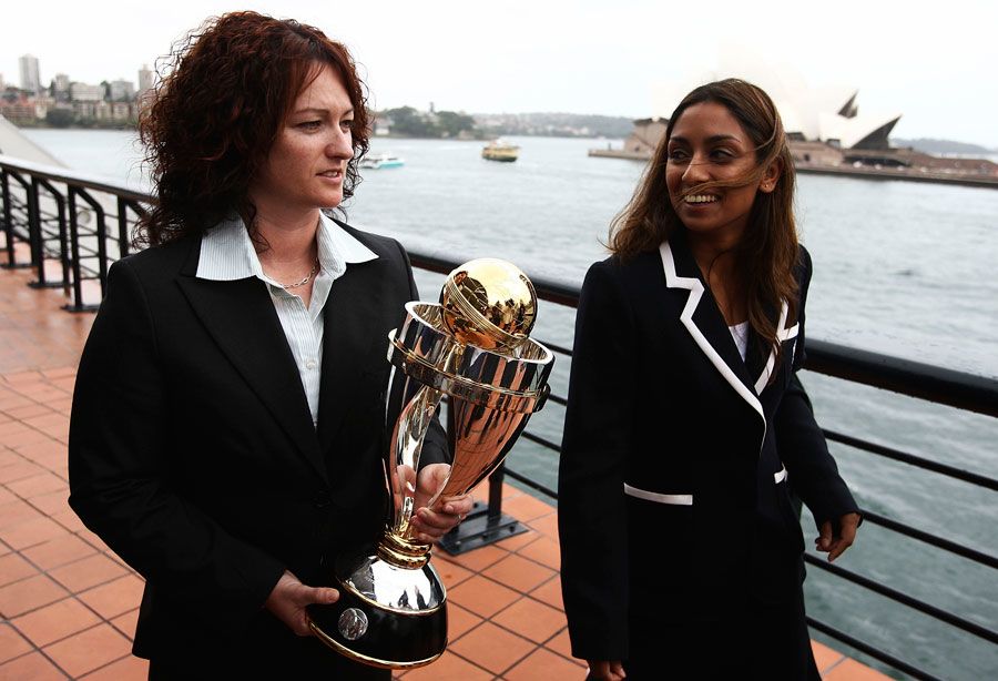 Karen Rolton and Isa Guha walk with the World Cup trophy | ESPNcricinfo.com