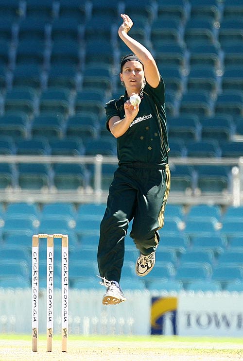 Emma Sampson steams in | ESPNcricinfo.com