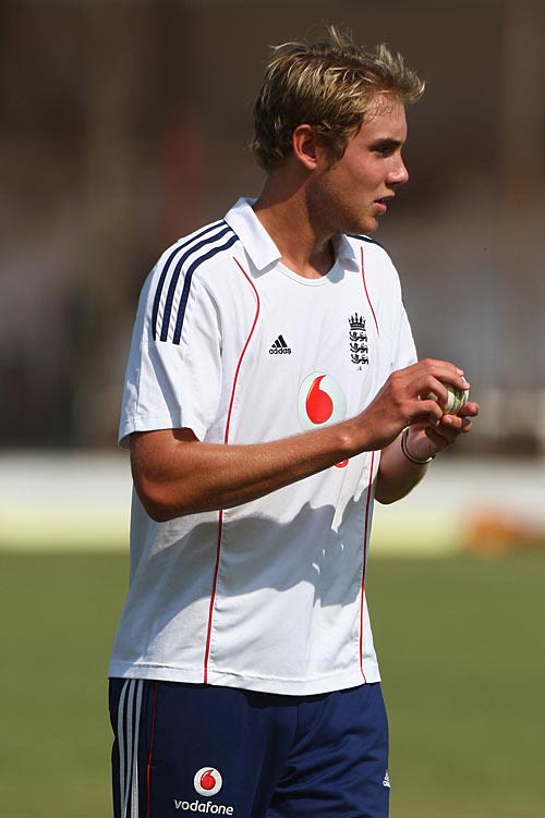 Stuart Broad measures his run-up | ESPNcricinfo.com