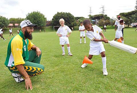 Hashim Amla gives batting tips to school children | ESPNcricinfo.com