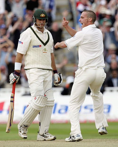 Simon Jones advises Matthew Hayden where the pavilion is | ESPNcricinfo.com