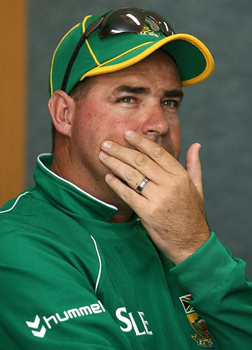 Mickey Arthur at a press conference | ESPNcricinfo.com