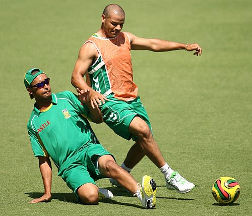 Robin Peterson slides into Ashwell Prince | ESPNcricinfo.com