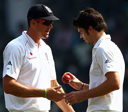 Kevin Pietersen has a word with James Anderson | ESPNcricinfo.com