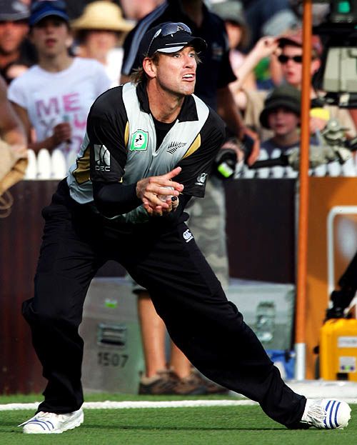 Jacob Oram catches Chris Gayle on the boundary | ESPNcricinfo.com