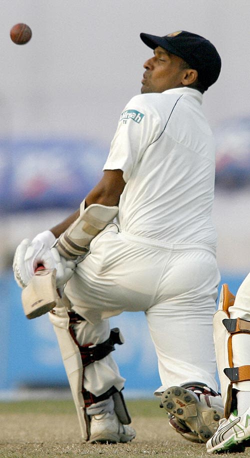 Thilan Samaraweera attempts to paddle it fine | ESPNcricinfo.com