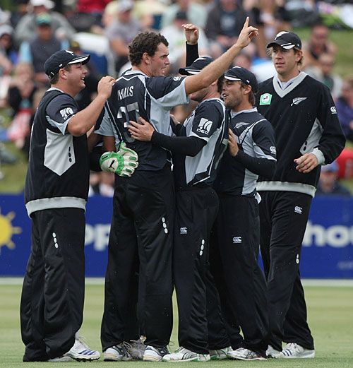 Team-mates congratulate Kyle Mills on Chris Gayle's wicket ...