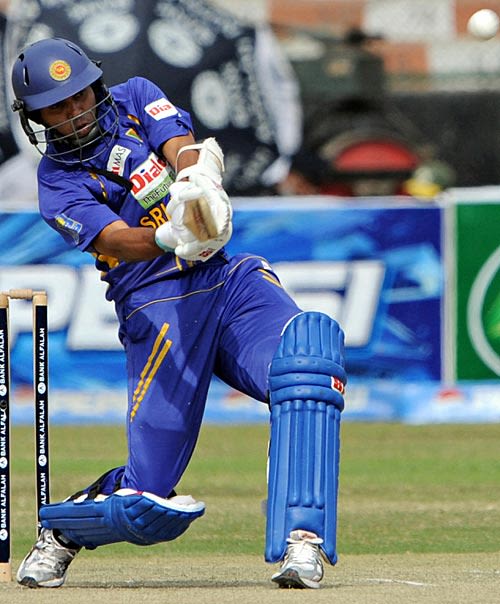 Tillakaratne Dilshan pulls during his half-century | ESPNcricinfo.com