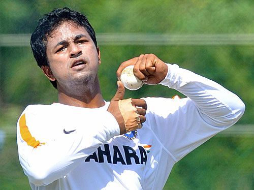 Pragyan Ojha gets ready to deliver | ESPNcricinfo.com
