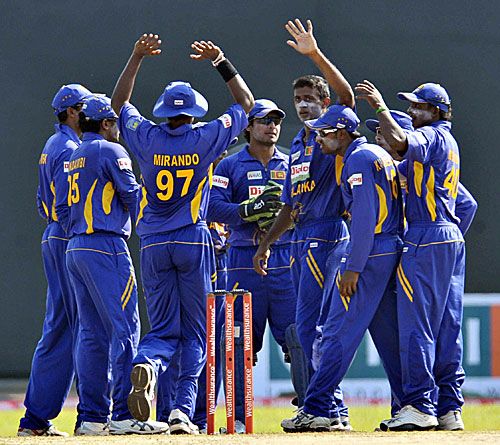 Farveez Maharoof celebrates a wicket with his team-mates | ESPNcricinfo.com