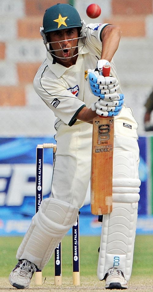 Younis leads by example as Pakistan battle | ESPNcricinfo.com