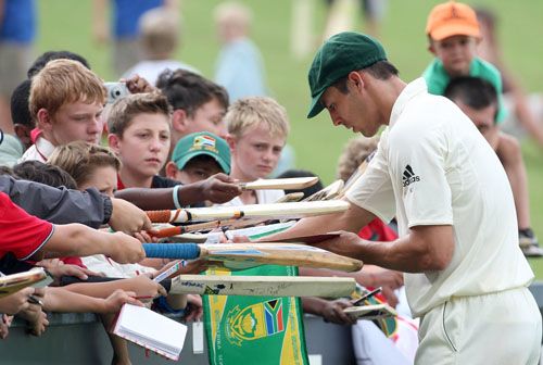 Mitchell Johnson signs autographs | ESPNcricinfo.com
