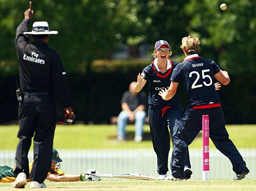 Charlotte Edwards and Nicky Shaw celebrate a wicket | ESPNcricinfo.com