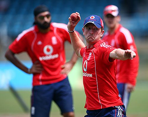 Paul Collingwood prepares to throw during a fielding drill | ESPNcricinfo.com