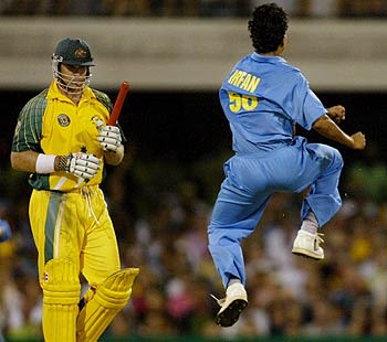 The big one: Irfan Pathan dismisses Matthew Hayden | ESPNcricinfo.com