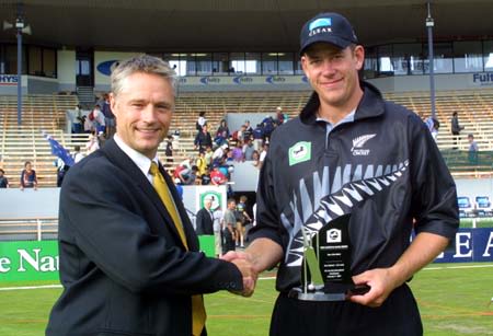 Oram receives the Player of the Match trophy from Gavin Larsen ...